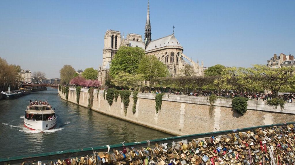 A primavera em paris é uma das épocas mais perfeita pelos visitantes ...